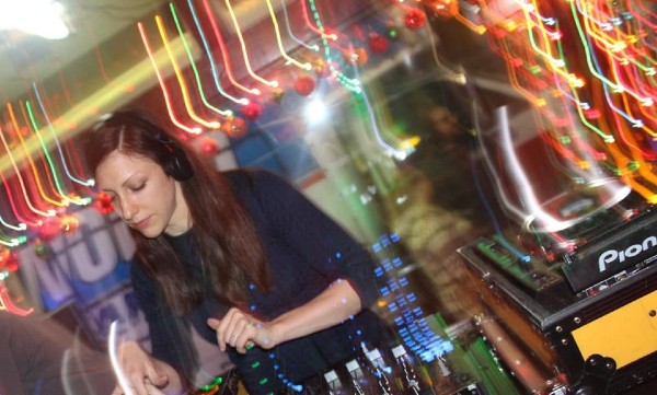 Twitch DJ Profile - Jen Symmetry (USA) - WWW.INSIDEDNB.NET